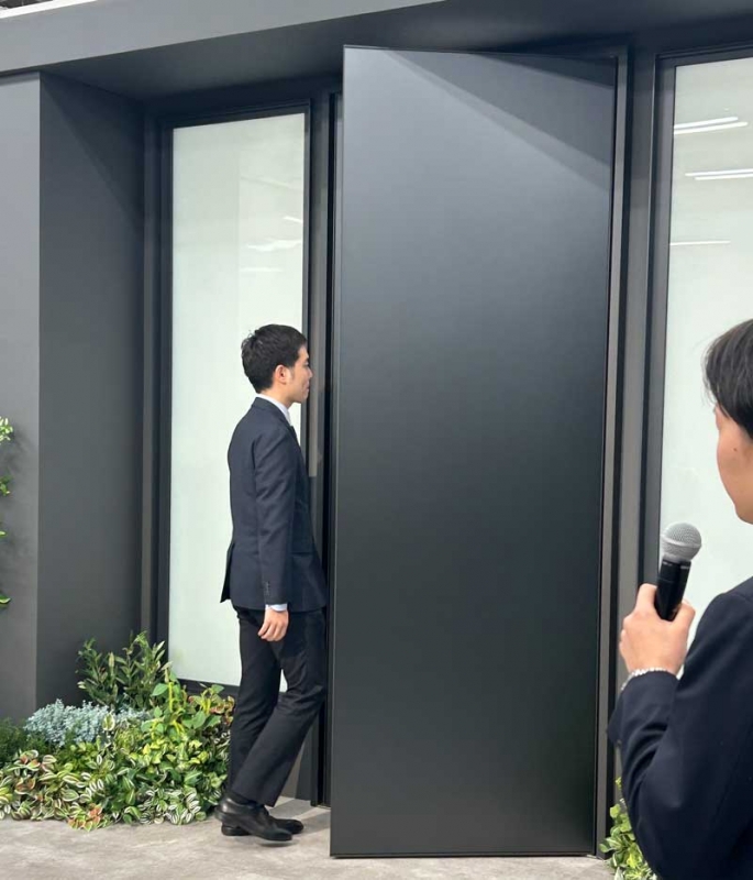 顔認証で自動解錠する…LIXIL、「玄関ドア」旗艦モデル拡充｜ニュースイッチ by 日刊工業新聞社